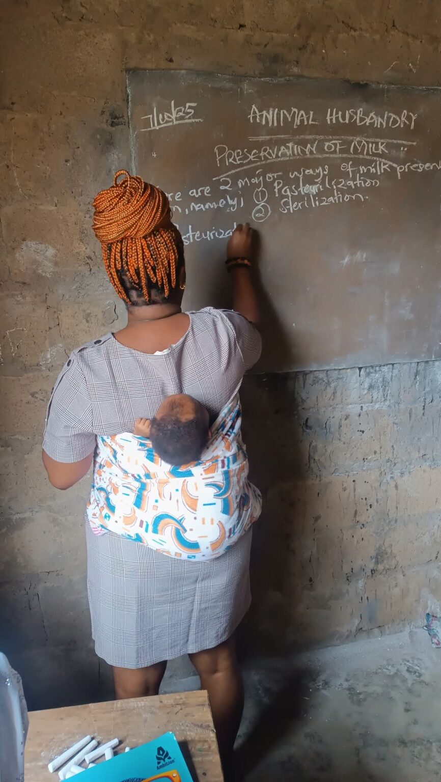 Teacher Goes Viral After Teaching With Her Baby On Her Back – Elizabethblog